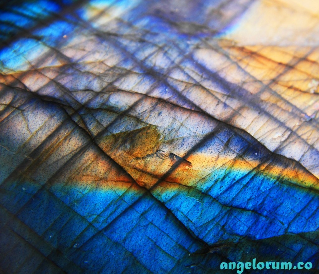 7 Health Benefits & 7 Magickal Uses for Labradorite